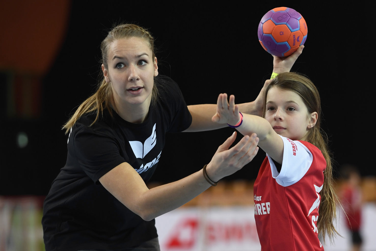 Stars trainieren Mädchen am TOST in Basel vom 8. April - Handball Schweiz